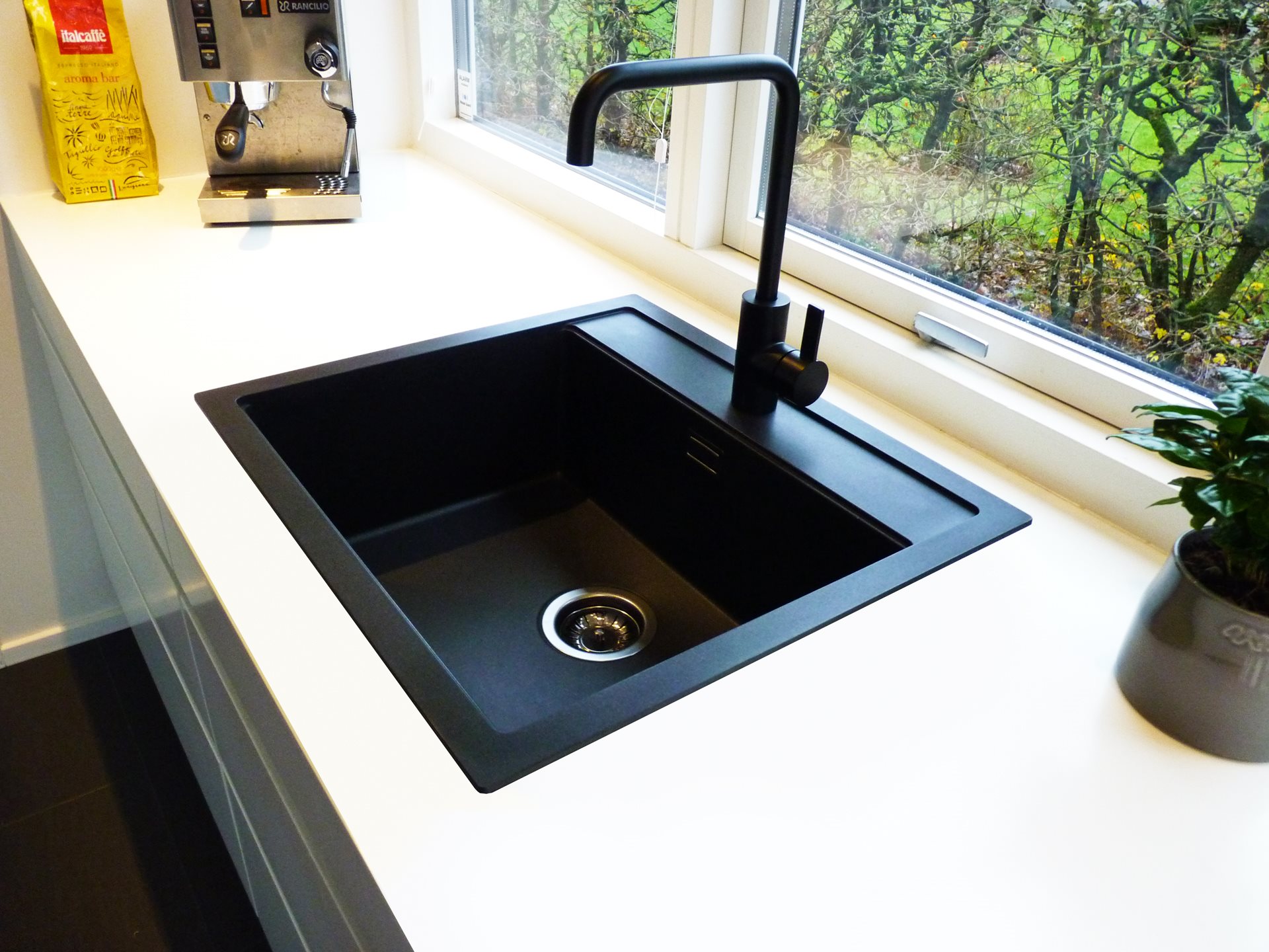 Secher køkkenvask 56x51 cm sort granitek med Gunmetal af-og overløbssæt